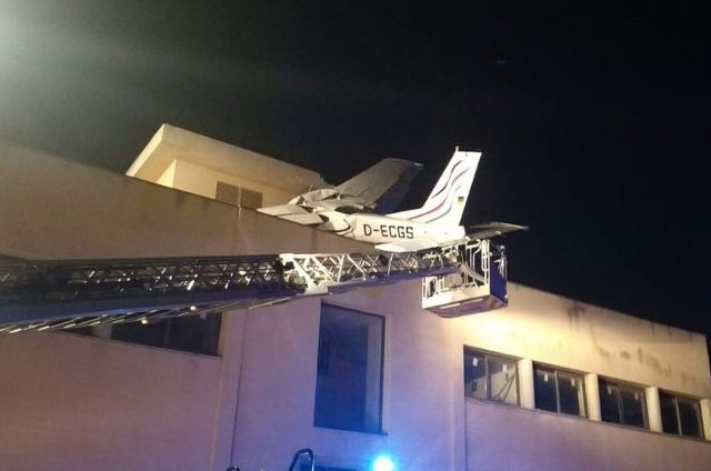 Avioneta se estrella en gasolinera; hay dos muertos