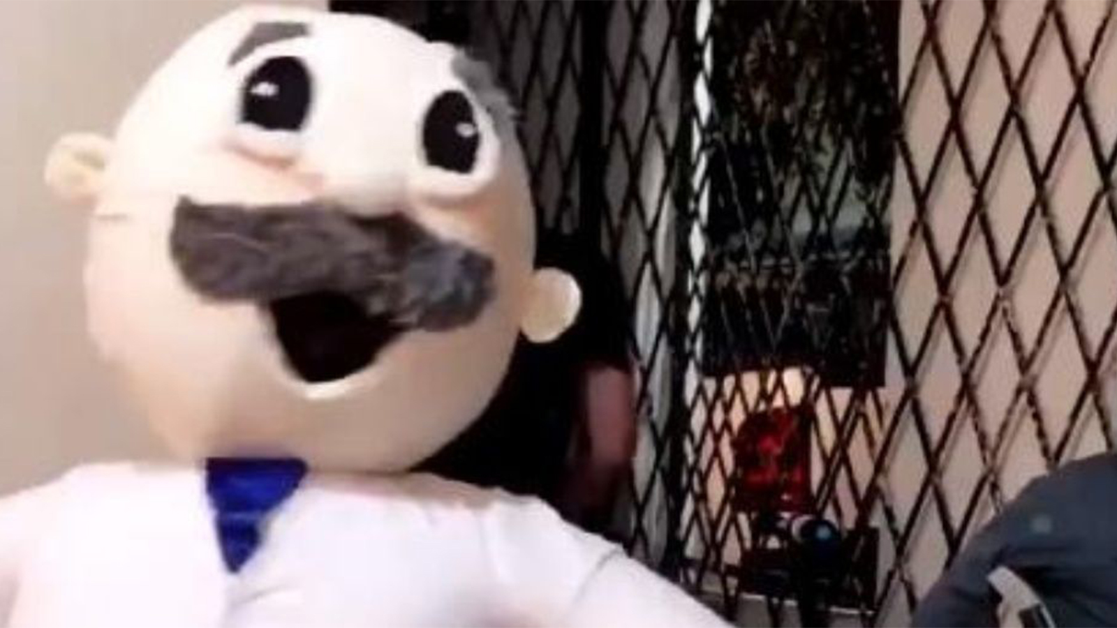 Niño enloquece tras recibir un traje de Dr. Simi en Navidad