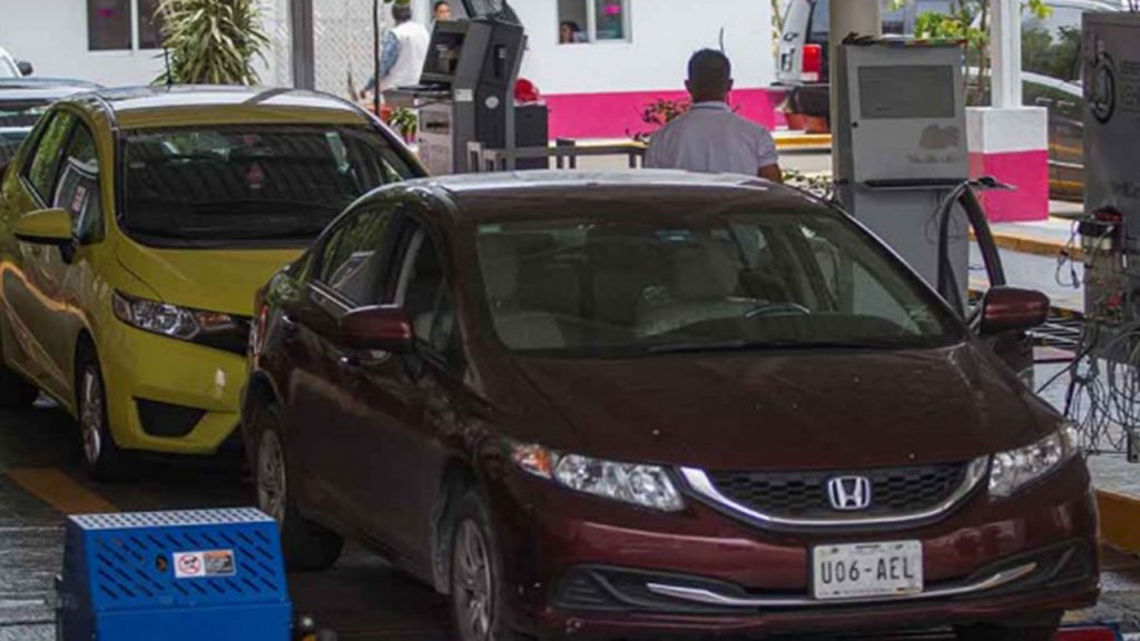 Amplían verificación para autos con engomado rosa