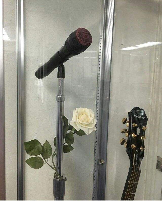 El micrófono con el labial de Selena, símbolo de su legado musical