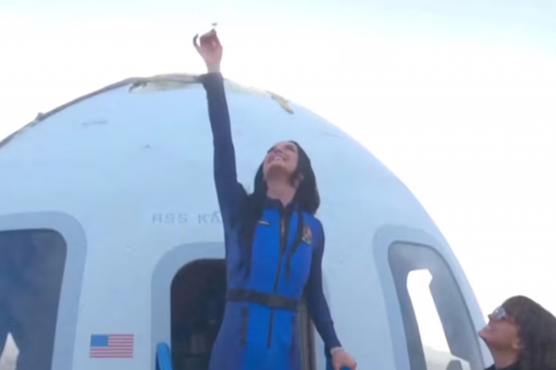 Katy Perry besa la Tierra tras su histórico viaje espacial con Blue Origin
