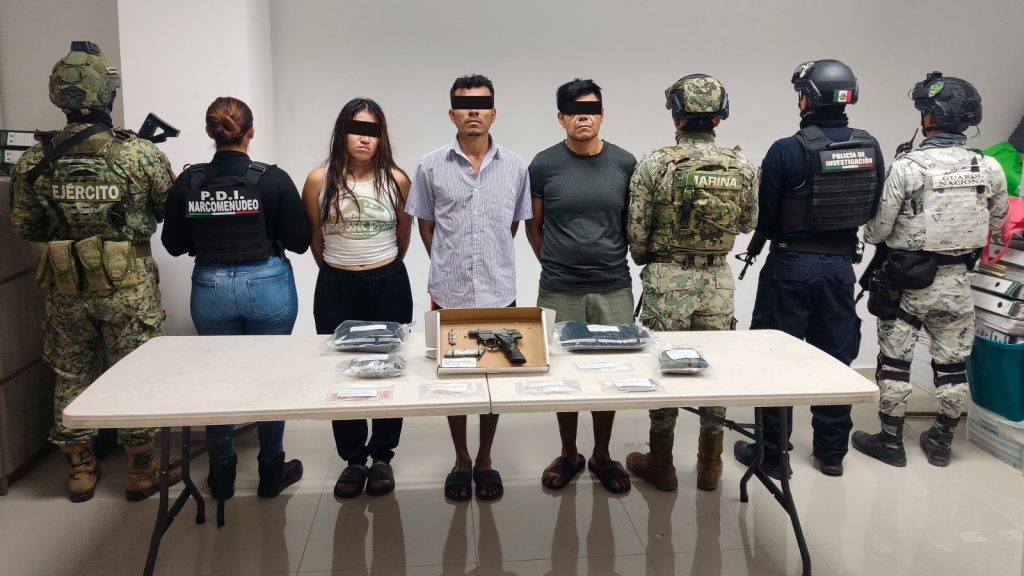 En tres cateos aseguran drogas, armas y detienen a ocho personas