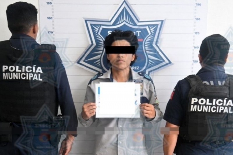 Detienen a joven por presunto robo y daños en plaza comercial