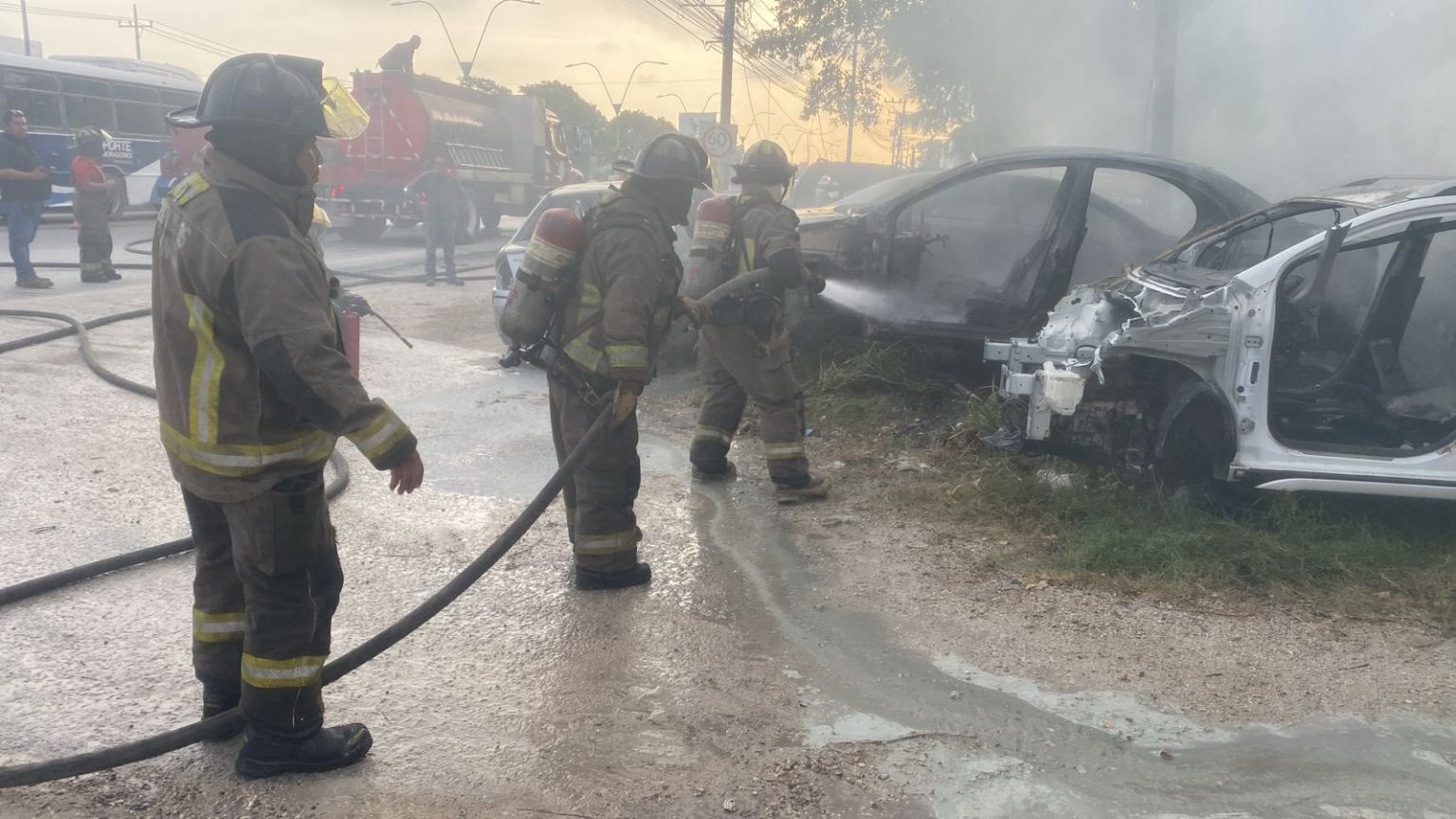 Bomberos sofocan incendio en deshuesadero de Cancún